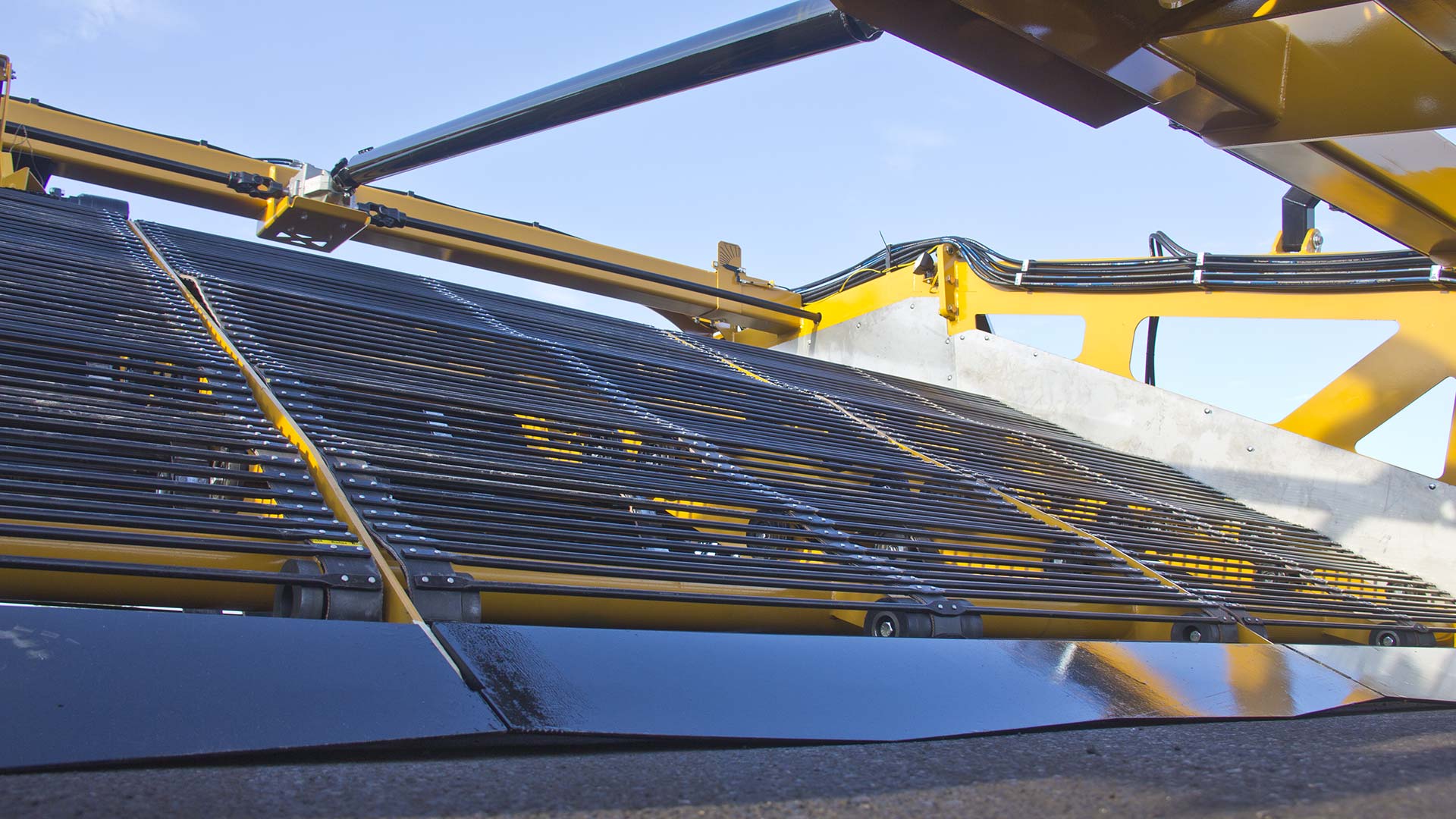 6500 Series Windrowers: Fast, High-Capacity Potato Harvesting Machines