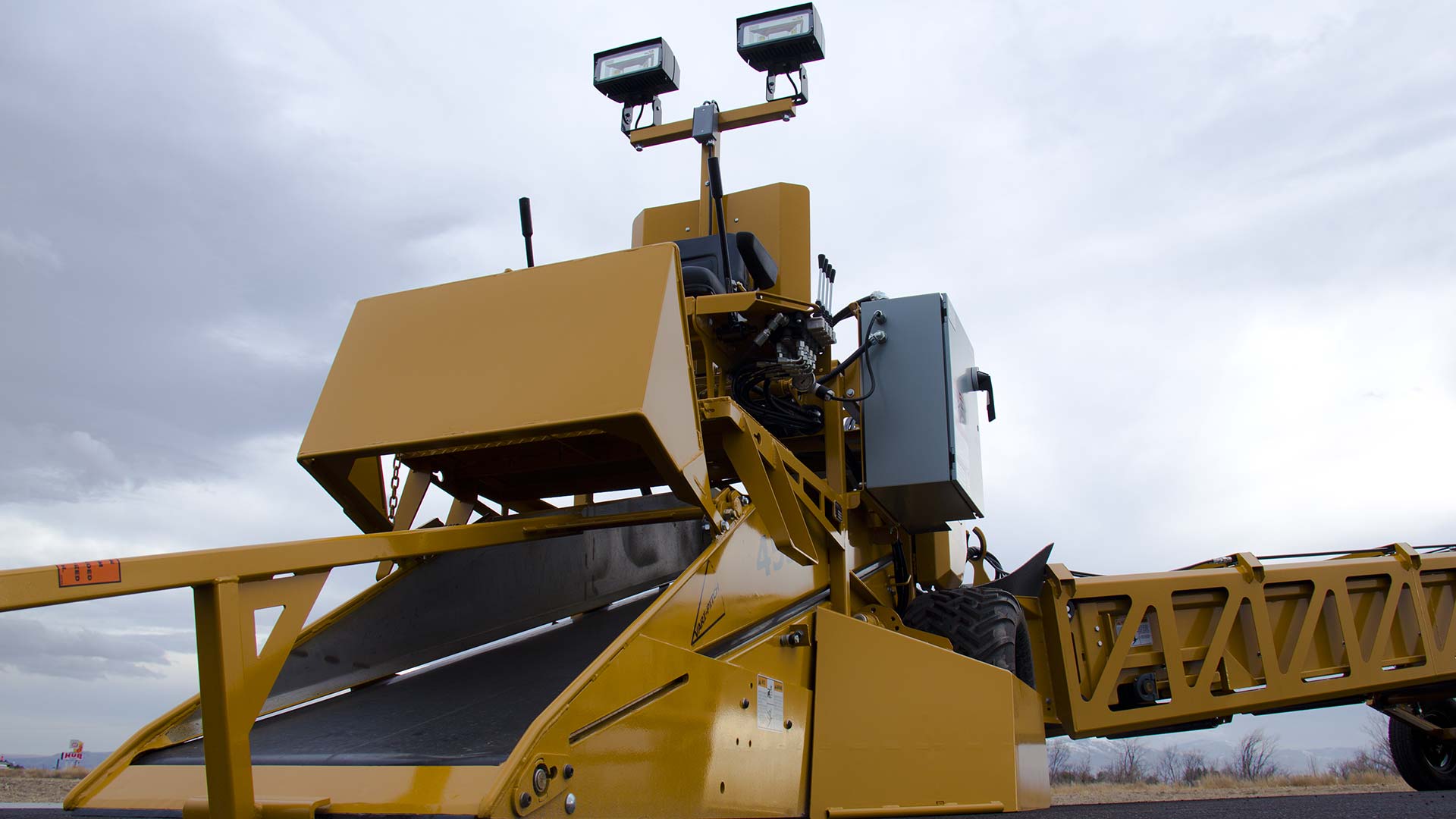 Scoops: The Agile, Product-Friendly Storage-Emptying Machine