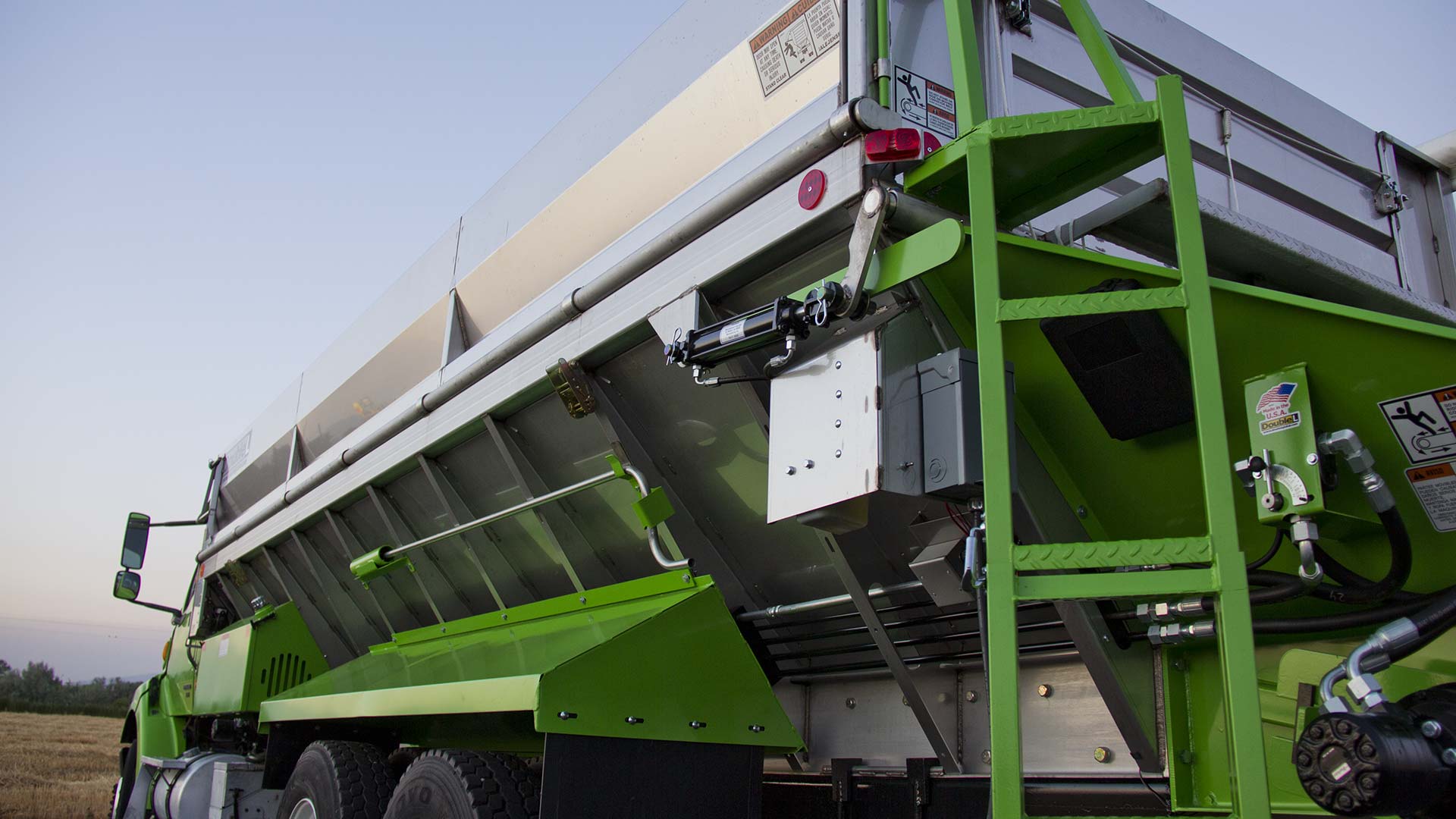 The Fast and Versatile Self-Unloading Truck Bed