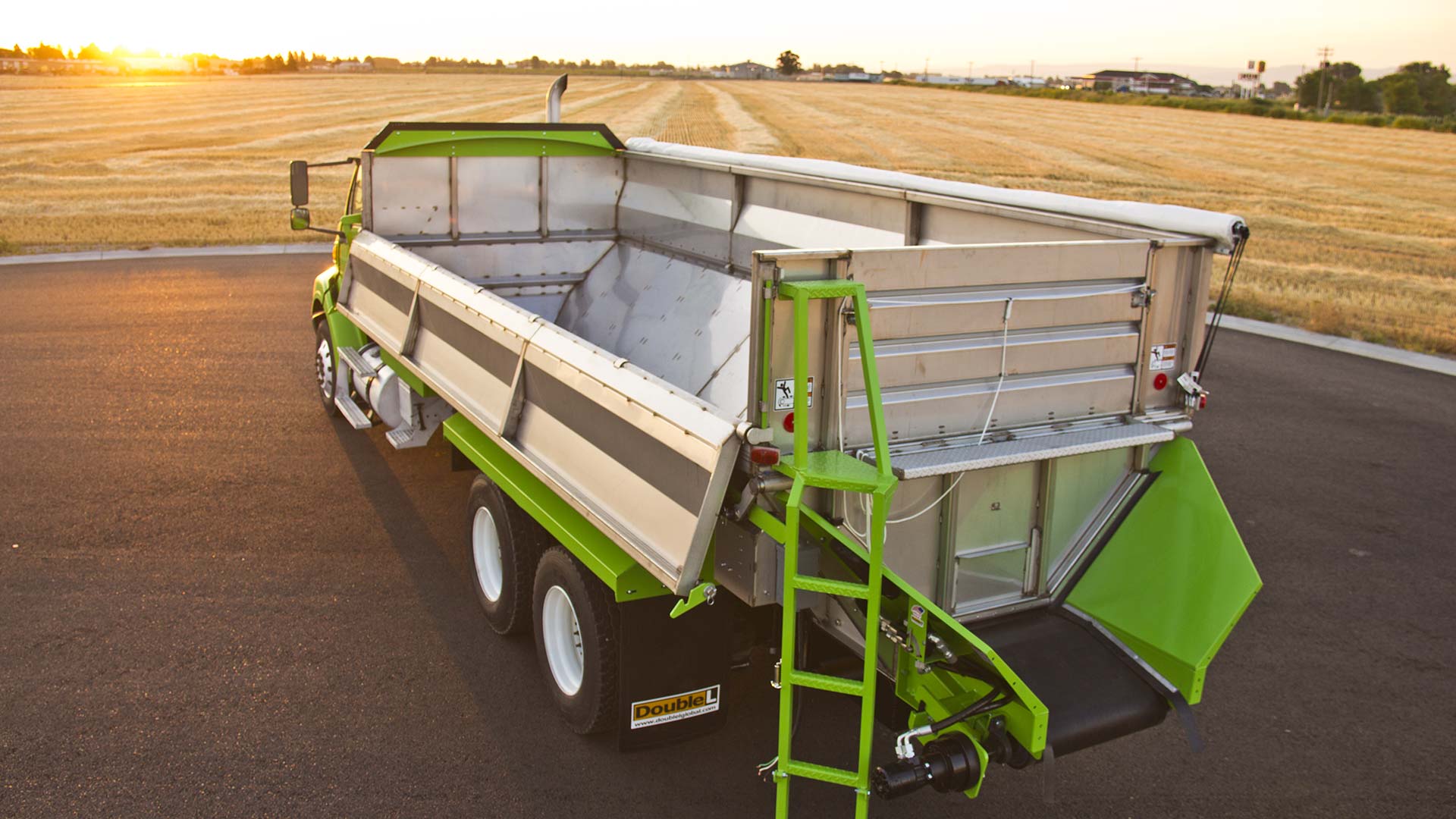 The Fast and Versatile Self-Unloading Truck Bed